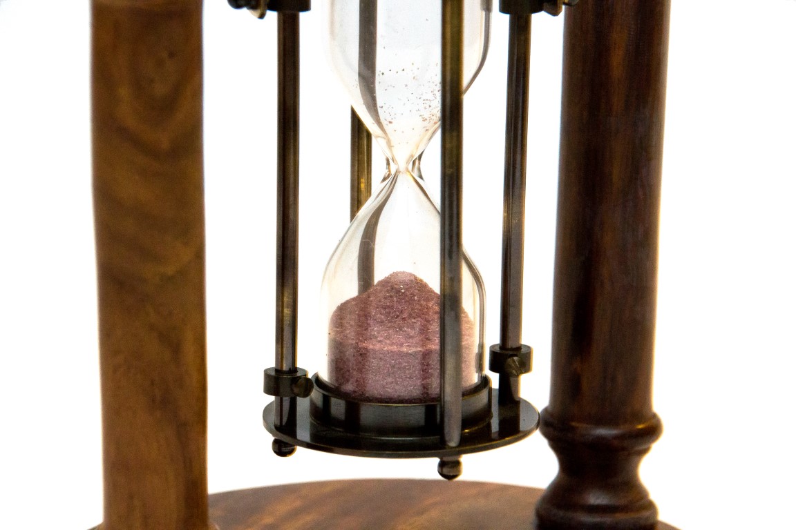 Klepsydra w drewnianym stojaku ⋆ nauticos.pl