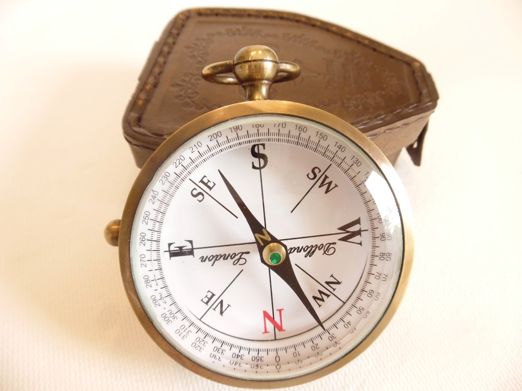Kompas w skórzanym brązowym etui ⋆ nauticos.pl